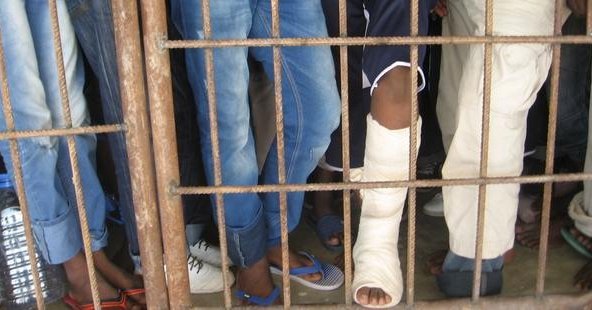 Libye Des Réfugiés Demandeurs Dasile Et Migrants Sont Maintenus En