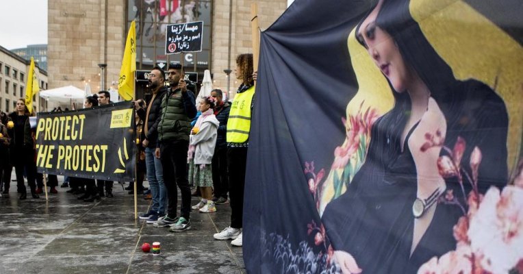 Une veillée de solidarité avec les Iraniennes et les Iraniens faisant ...